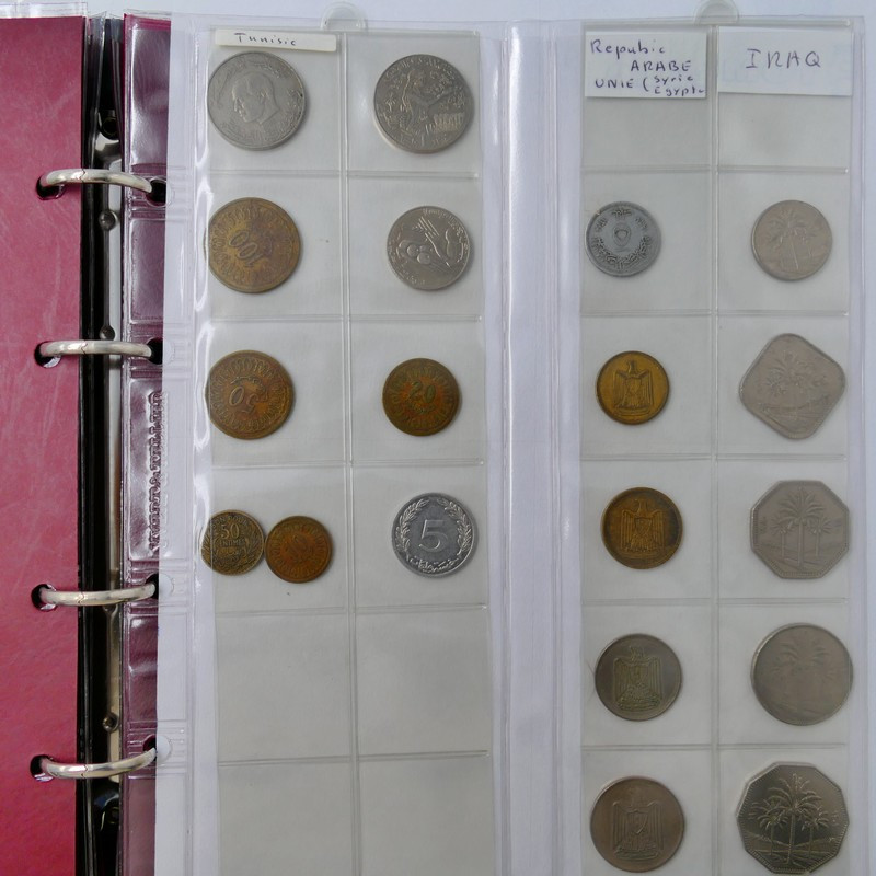 Collection de monnaies anciennes du monde en 5 albums. - Philantologie