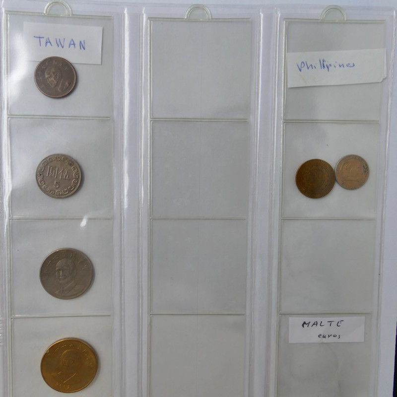 Collection de monnaies anciennes du monde en 5 albums. - Philantologie